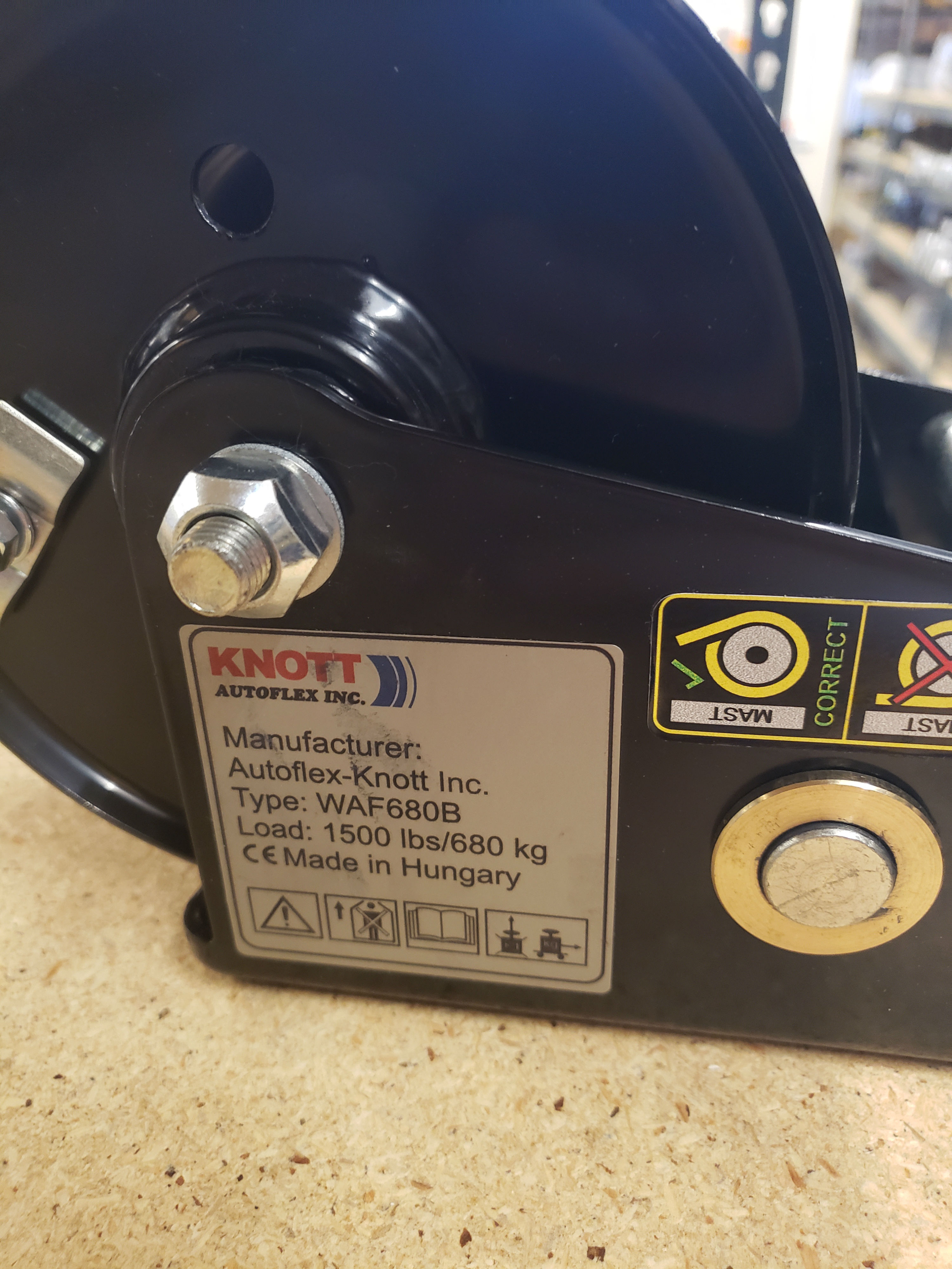 Karavan 228-00014-NA Hand Winch For a Scissors Style Trailer-1500LBS ...